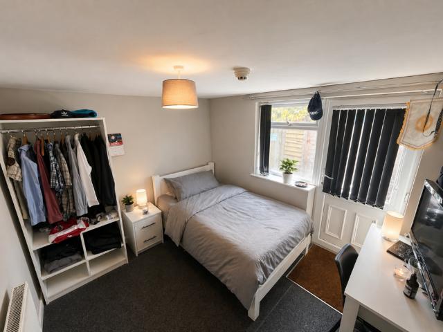 8 bedroom house to rent