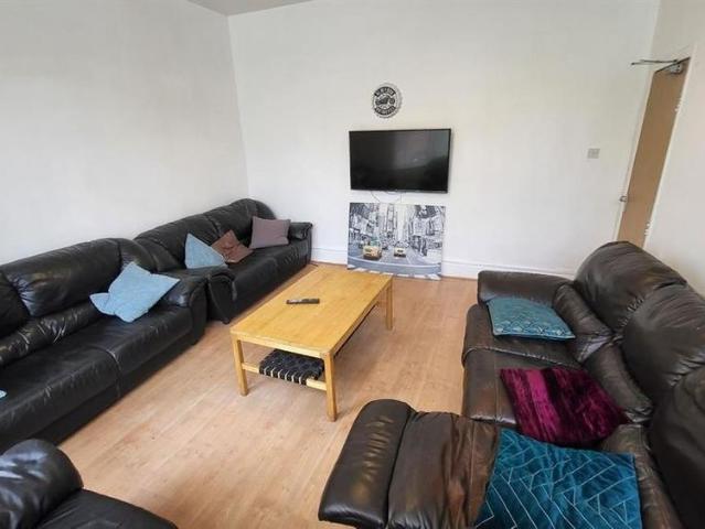 8 bedroom house to rent