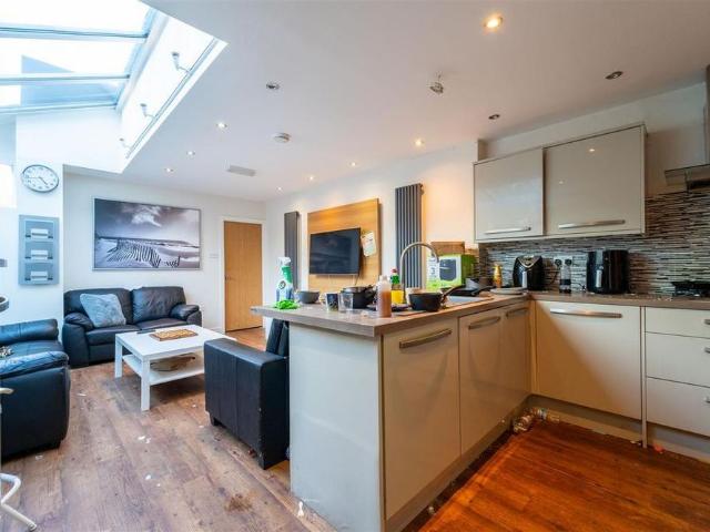 8 bedroom house to rent