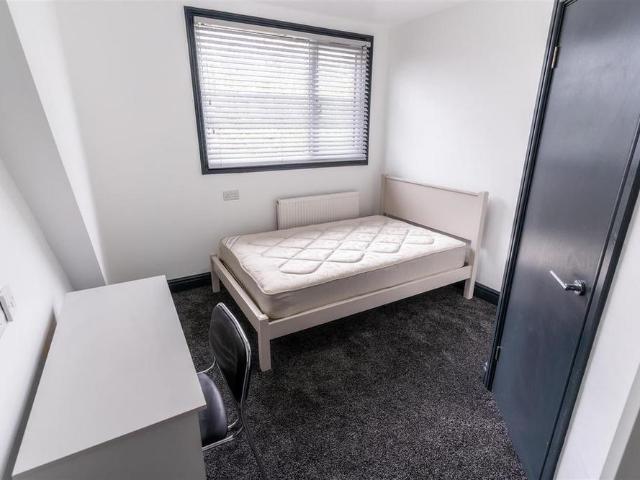 8 bedroom house to rent