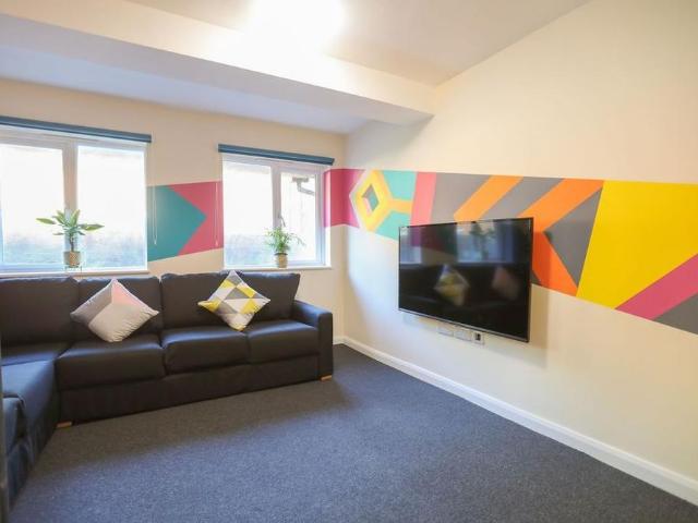8 bedroom house to rent