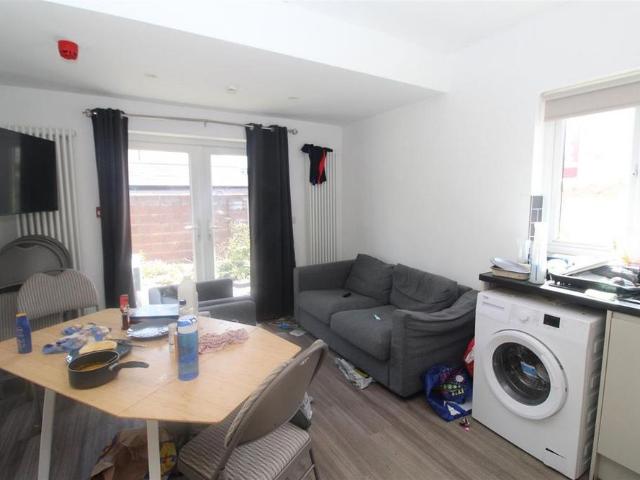 8 bedroom house to rent