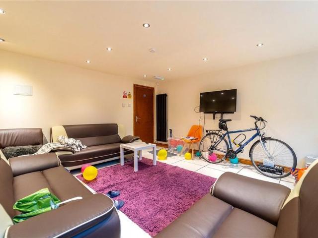 8 bedroom house to rent