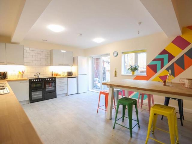 8 bedroom house to rent