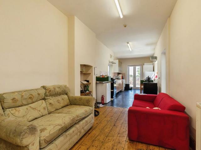 8 bedroom house to rent