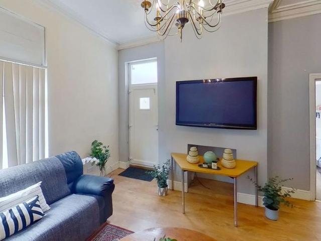 8 bedroom house to rent