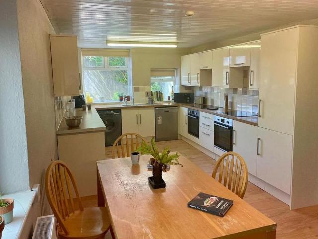 8 bedroom house to rent