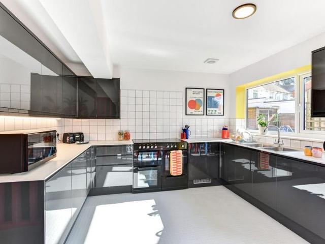 8 bedroom house to rent