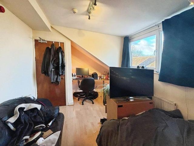 8 bedroom house to rent