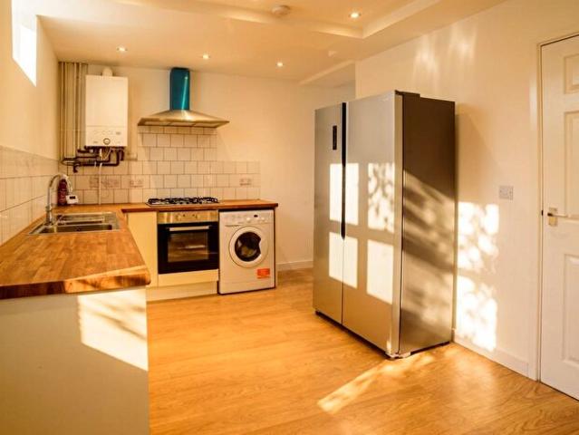 8 Bedroom House To Rent In Queens Road Bed, Beeston, East Midlands, NG9