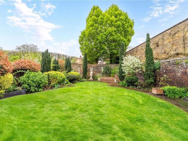 8 bedroom link detached house to rent