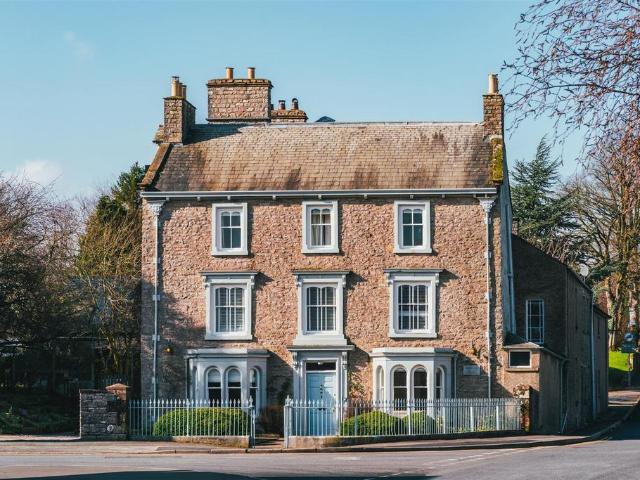 8 bedroom link detached house for sale
