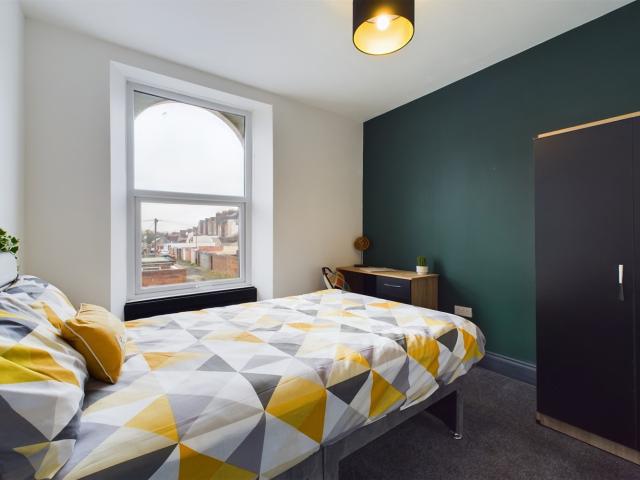 8 Bedroom Mid Terraced House