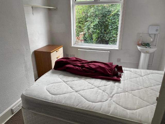 8 bedroom semi detached house to rent