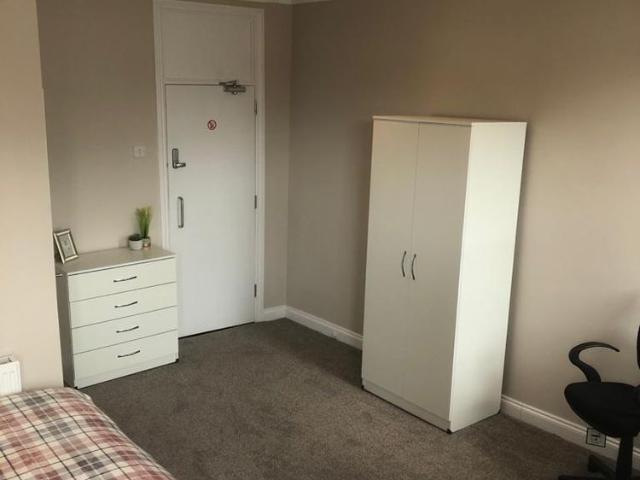 8 bedroom semi detached house to rent