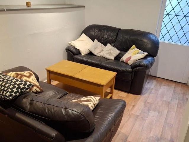 8 bedroom semi detached house to rent