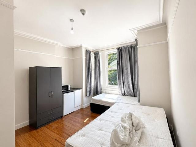 8 bedroom semi detached house to rent