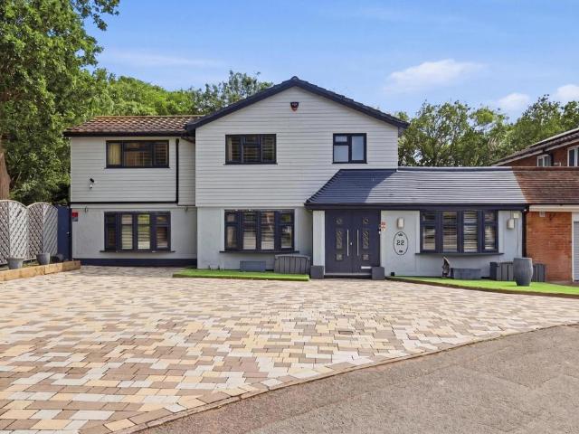 8 bedroom link detached house for sale