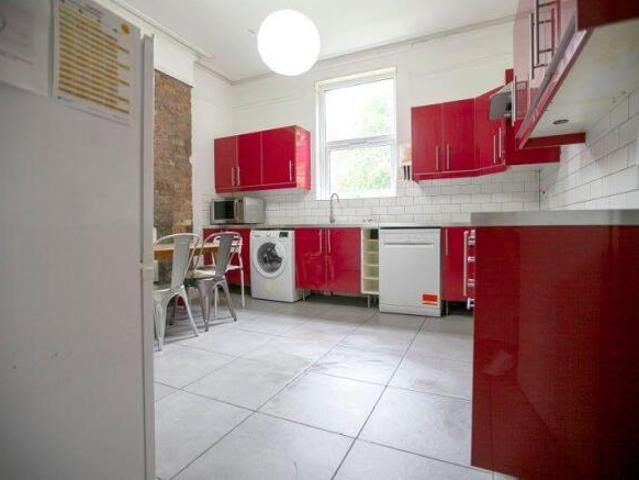 8 bedroom semi detached house for rent in Amherst Road, Manchester, M14