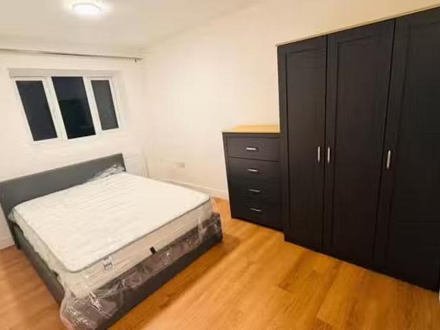8 bedroom semi detached house for rent in Harrow, London, HA2
