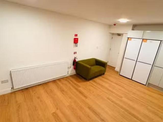 8 bedroom semi detached house for rent in Harrow, London, HA2