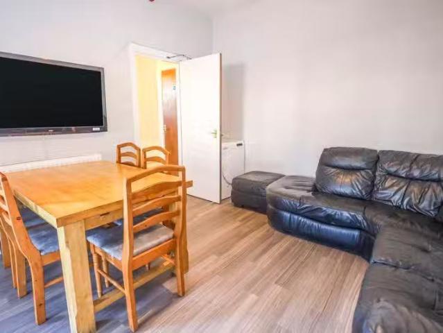 8 bedroom semi detached house for rent in Heron Court Road, Bo.