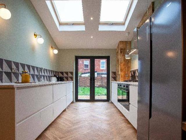 8 bedroom semidetached house for rent in Lees Hall Crescent Manchester Greater Manchester M14