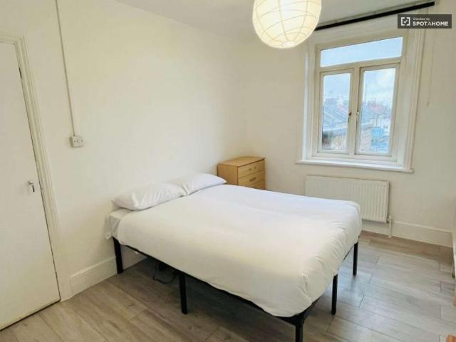8 Bedroom Shared Living/roommate London London 100947262