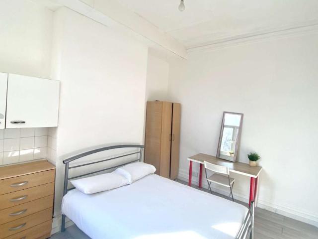 8 Bedroom Shared Living/roommate London London 103372111