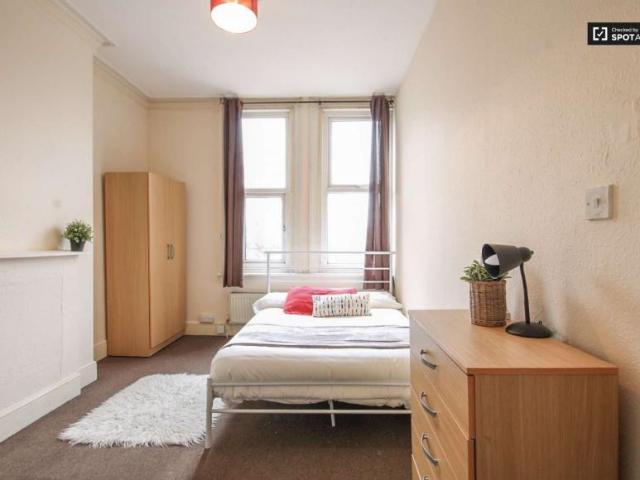 8 Bedroom Shared Living/roommate London London 103392311