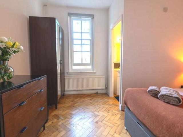 8 Bedroom Shared Living/roommate London London 70438419