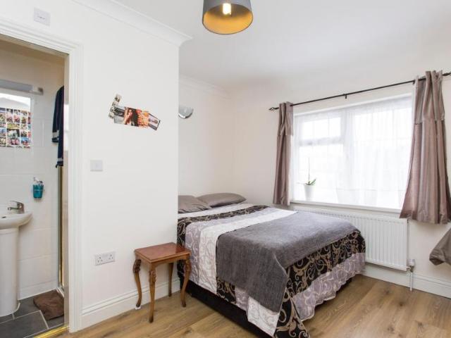 8 Bedroom Shared Living/roommate London London 90562426