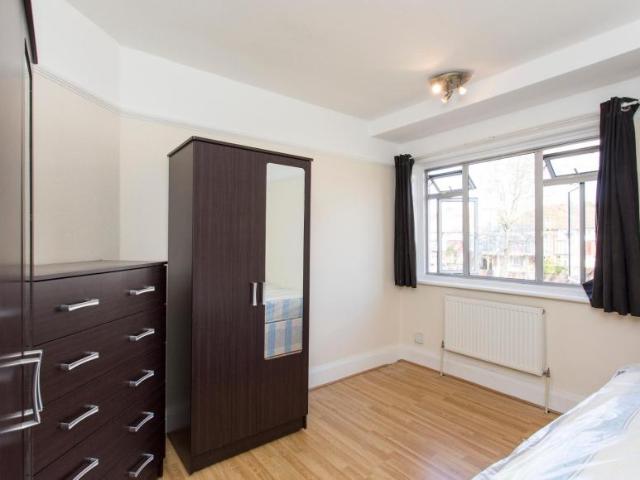 8 Bedroom Shared Living/roommate London London 90562989