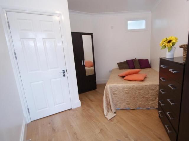 8 Bedroom Shared Living/roommate London London 90562161