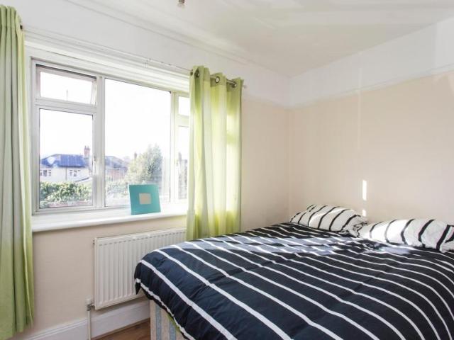 8 Bedroom Shared Living/roommate London London 90562310