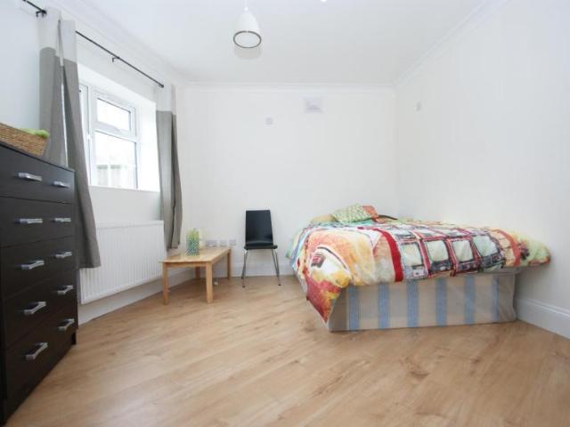 8 Bedroom Shared Living/roommate London London 90562358