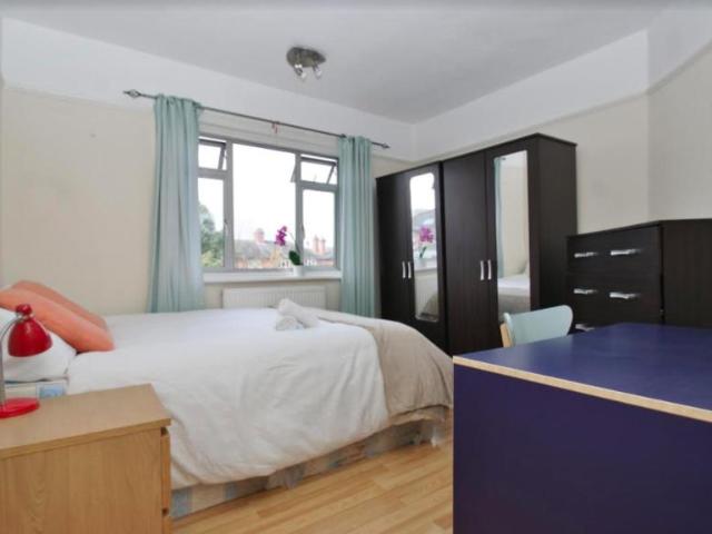 8 Bedroom Shared Living/roommate London London 90563273