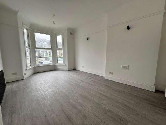 8 Bedroom Studio Flat