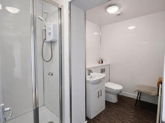 8 bedroom private hall to rent