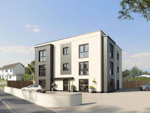 8 bedroom property with land for sale