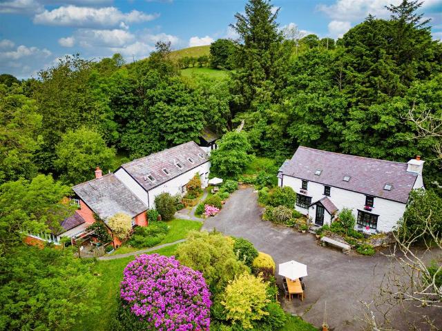 8 bedroom property with land for sale