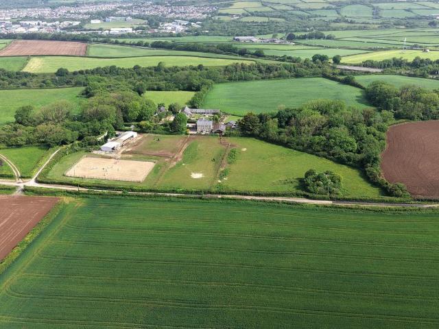 8 bedroom property with land for sale