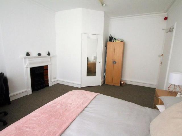 8 bedroom property to rent