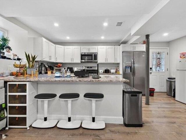 8 bedroom, Revere MA 02151 102285446