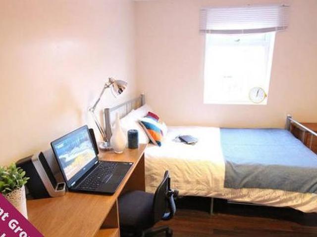8 bedroom terraced house for rent in Crofton Street M14