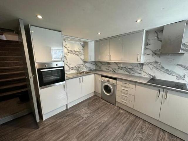 8 bedroom terraced house for rent in Hessle Place, Hyde Park, Leeds, LS6