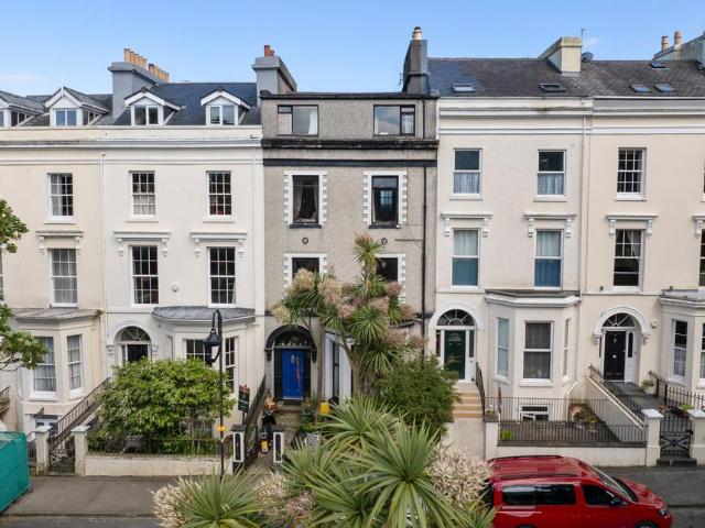 8 bedroom terraced house for sale