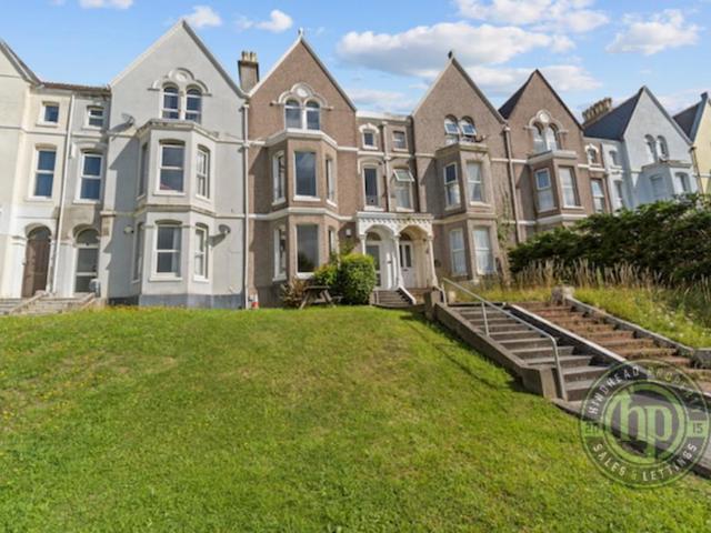 8 bedroom terraced house for sale