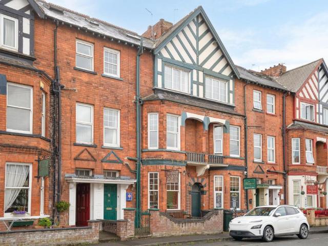 8 bedroom terraced house for sale