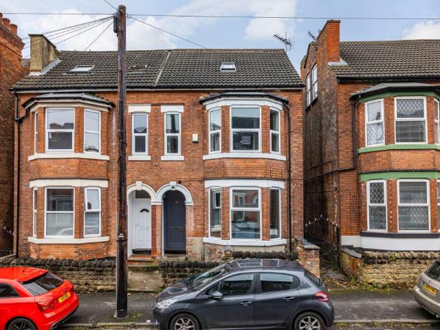 8 bedroom terraced house for sale in Kimbolton Avenue, Nottingham, NG7
